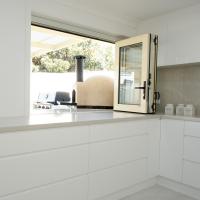 China Modern White Glossy Lacquer Kitchen Cabinet Flat Pack 18mm HMR Core Custom Sizes for sale