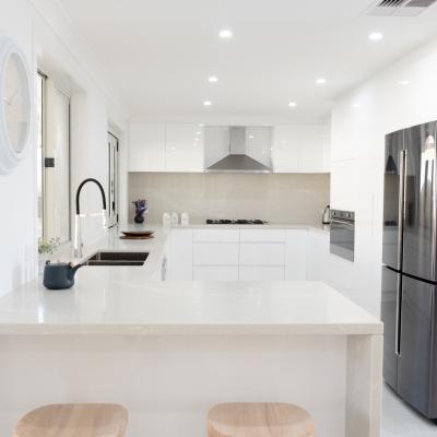 China Modern White Glossy Lacquer Kitchen Cabinet Flat Pack 18mm HMR Core Custom Sizes for sale