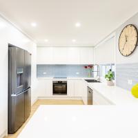 China Modern White Glossy Lacquer Kitchen Cabinet Flat Pack 18mm HMR Core Custom Sizes for sale