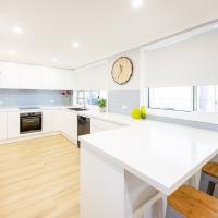 China Modern White Glossy Lacquer Kitchen Cabinet Flat Pack 18mm HMR Core Custom Sizes for sale