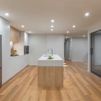 China Diy Modular Timber Wood Veneer Kitchen Cabinet White Grain for sale