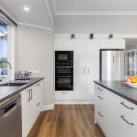 China Modern Matte White Lacquer Plywood Kitchen Cabinet L-Shape with 18mm Carcass and 12mm Sintered Stone Benchtop for sale