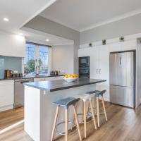 China Modern Matte White Lacquer Plywood Kitchen Cabinet L-Shape with 18mm Carcass and 12mm Sintered Stone Benchtop for sale