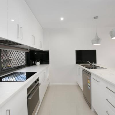 China Modern Home Kitchen Cabinet High Gloss White Lacquer Kitchen Cabinet Set for sale