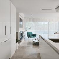 China Modern Home Kitchen Cabinet High Gloss White Lacquer Kitchen Cabinet Set for sale