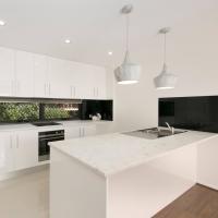 China Modern Home Kitchen Cabinet High Gloss White Lacquer Kitchen Cabinet Set for sale