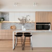 China Wood Grain Melamine Kitchen Cabinet Set with Island 18mm DTC Soft Close Hardware for sale