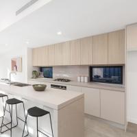 China Wood Grain Melamine Kitchen Cabinet Set with Island 18mm DTC Soft Close Hardware for sale