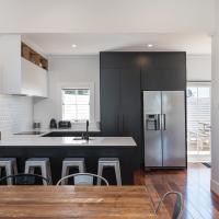 China Lacquer Metal Modular Kitchen Cupboard Cabinets Modern Smart Black White for sale
