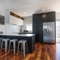 China Lacquer Metal Modular Kitchen Cupboard Cabinets Modern Smart Black White for sale