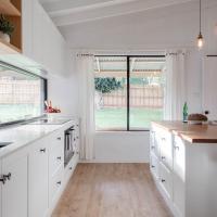 China Matte White Lacquer Shaker Modular Kitchen Cabinets with 18mm MDF and 20mm Quartz Countertop for sale