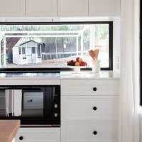 China Matte White Lacquer Shaker Modular Kitchen Cabinets with 18mm MDF and 20mm Quartz Countertop for sale