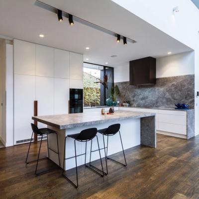 China Custom Plywood Kitchen Cabinets with Island Wooden Handle Integrated Appliance Cabinet 18mm Carcass for sale