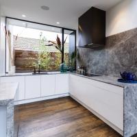 China Custom Plywood Kitchen Cabinets with Island Wooden Handle Integrated Appliance Cabinet 18mm Carcass for sale