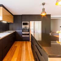 China Matt Black Melamine Kitchen Cabinet Set 18mm Plywood Custom Sizes OEM ODM Modern Apartment for sale