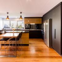 China Matt Black Melamine Kitchen Cabinet Set 18mm Plywood Custom Sizes OEM ODM Modern Apartment for sale