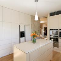 China Solid Wood Veneer Kitchen Cabinet Modern Custom Creamy White for sale