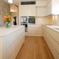 China Solid Wood Veneer Kitchen Cabinet Modern Custom Creamy White for sale