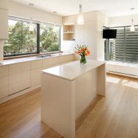 China Solid Wood Veneer Kitchen Cabinet Modern Custom Creamy White for sale