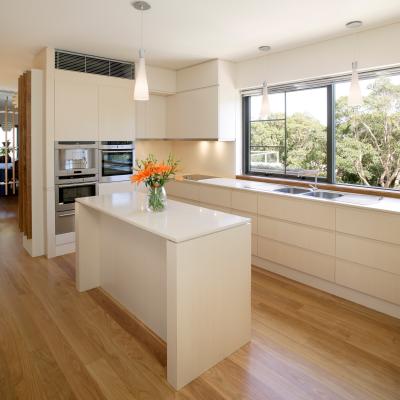 China Solid Wood Veneer Kitchen Cabinet Modern Custom Creamy White for sale