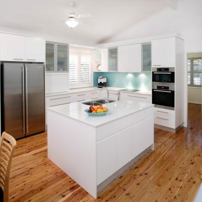 China Modern Pure White Flat Panel Lacquer Kitchen Cabinets 18mm MDF Hettich Hinges for Villa for sale