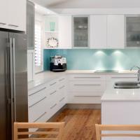 China Modern Pure White Flat Panel Lacquer Kitchen Cabinets 18mm MDF Hettich Hinges for Villa for sale