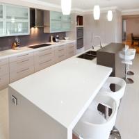 China Glossy Beige Lacquer Kitchen Cabinets with Wood Grain Island 18mm Particle Board for sale