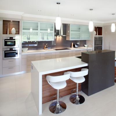 China Glossy Beige Lacquer Kitchen Cabinets with Wood Grain Island 18mm Particle Board for sale