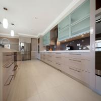 China Glossy Beige Lacquer Kitchen Cabinets with Wood Grain Island 18mm Particle Board for sale