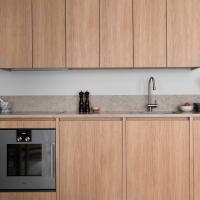 China Modern Wood Grain Timber Veneer Kitchen Cabinet Set 18mm HMR Core Custom Sizes for sale