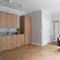 China Modern Wood Grain Timber Veneer Kitchen Cabinet Set 18mm HMR Core Custom Sizes for sale