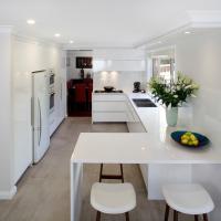 China Modern Prefab Kitchen High Gloss Lacquer Cabinets Luxury Flat Panel White for sale