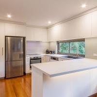 China Matte Creamy White PVC Kitchen Cabinet U Shaped Kitchen Units for sale
