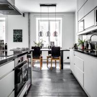 China Modular Custom Pale White Lacquer Kitchen Cabinets 18mm Particle Board 20mm Quartz for sale