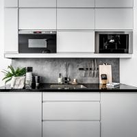 China Modular Custom Pale White Lacquer Kitchen Cabinets 18mm Particle Board 20mm Quartz for sale