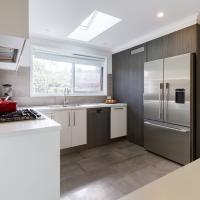 China Luxury Villa Kitchen Cabinet Design Melamine Kitchen Cabinet Set With Handles for sale