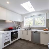 China Luxury Villa Kitchen Cabinet Design Melamine Kitchen Cabinet Set With Handles for sale