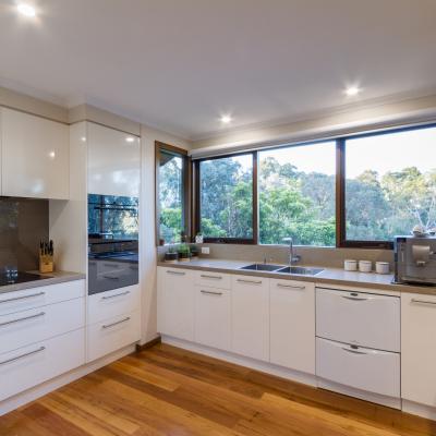 China Modular Matte Lacquer Kitchen Cabinets 18mm HMR Core for Villa for sale