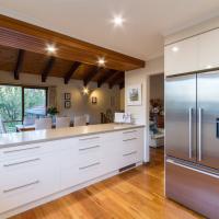 China Modular Matte Lacquer Kitchen Cabinets 18mm HMR Core for Villa for sale