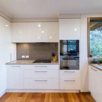China Modular Matte Lacquer Kitchen Cabinets 18mm HMR Core for Villa for sale