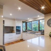 China Modular Matte Lacquer Kitchen Cabinets 18mm HMR Core for Villa for sale