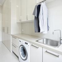 China Glossy White Lacquer Laundry Storage Cabinet Sink with Quartz Countertop 580mm for sale