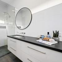China Modern White Glossy Lacquer MDF Flat Panel Bathroom Vanity Cabinet With Mirrors for sale