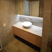 China Customized Modern Timber Veneer Bathroom Vanity Units Handless Light Wood Texture for sale