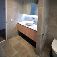 China Customized Modern Timber Veneer Bathroom Vanity Units Handless Light Wood Texture for sale