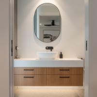 China Wood Grain Floating Bathroom Vanity with Marble Countertop 580mm Width Customizable for sale