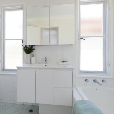 China 1 Meter Wall Hung Bathroom Vanity Unit Matte White Melamine 18mm Moisture Proof Particle Board for sale