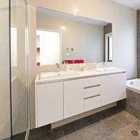 China 1 Meter Wall Hung Bathroom Vanity Unit Matte White Melamine 18mm Moisture Proof Particle Board for sale
