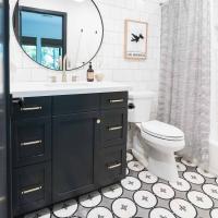 China Solid Wood Black Shaker Bathroom Vanity Set 580mm with Quartz Countertop Waterproof Plywood for sale