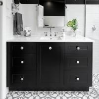 China Solid Wood Black Shaker Bathroom Vanity Set 580mm with Quartz Countertop Waterproof Plywood for sale
